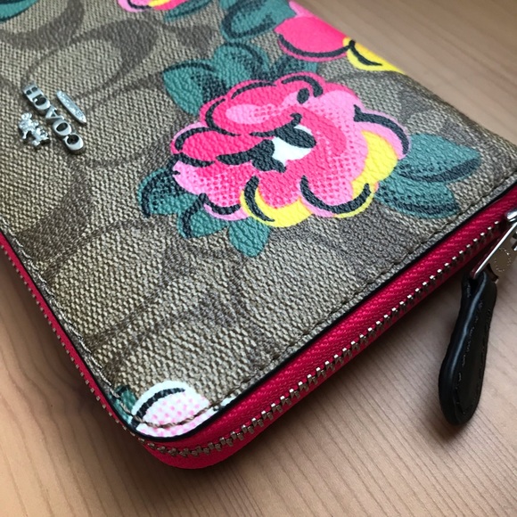 Coach | Bags | Coach Id Zip Wallet In Signature Canvas With Vintage ...